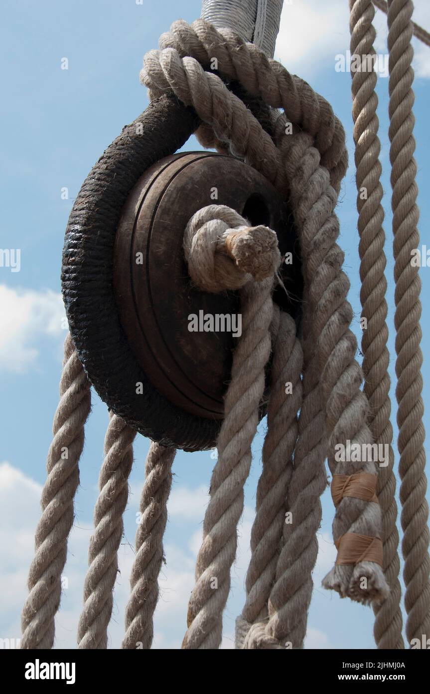 Cutty Sark rigging pully at Greenwich Stock Photo - Alamy