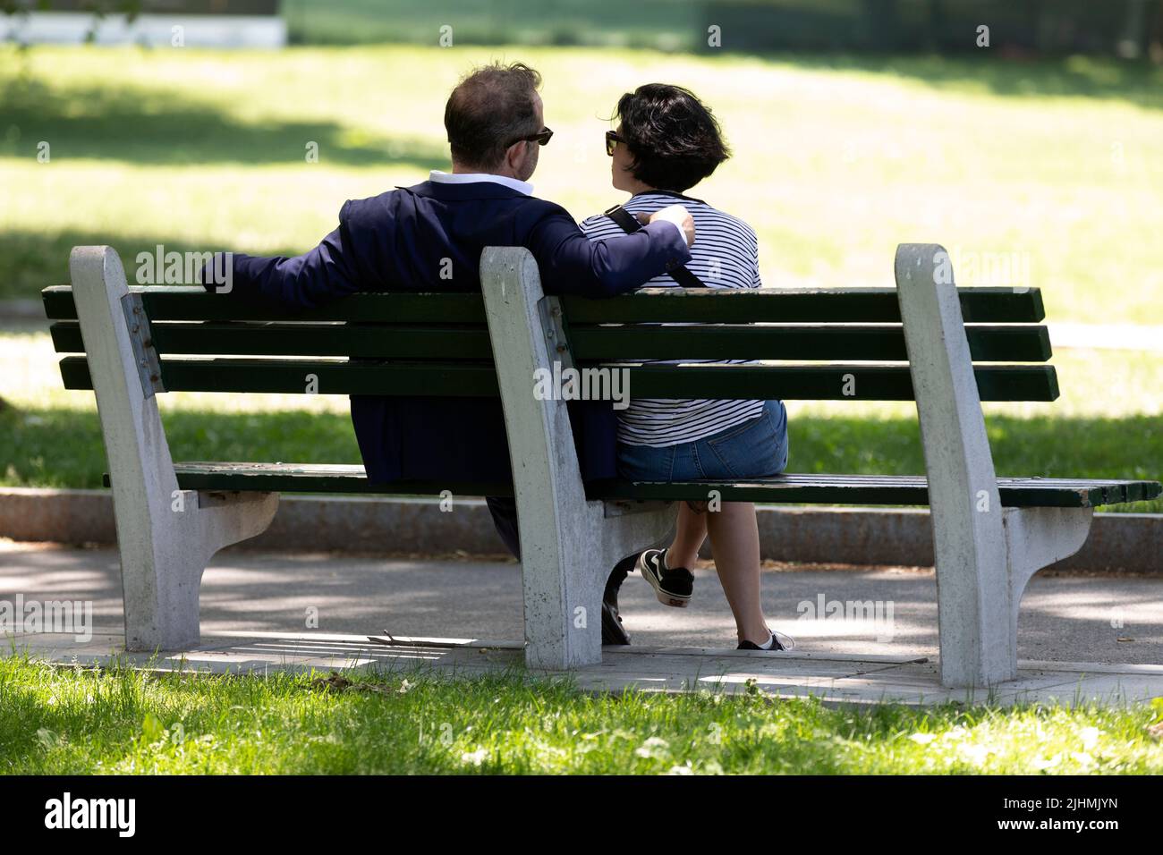 Couple park bench Boston Common Stock Photo - Alamy