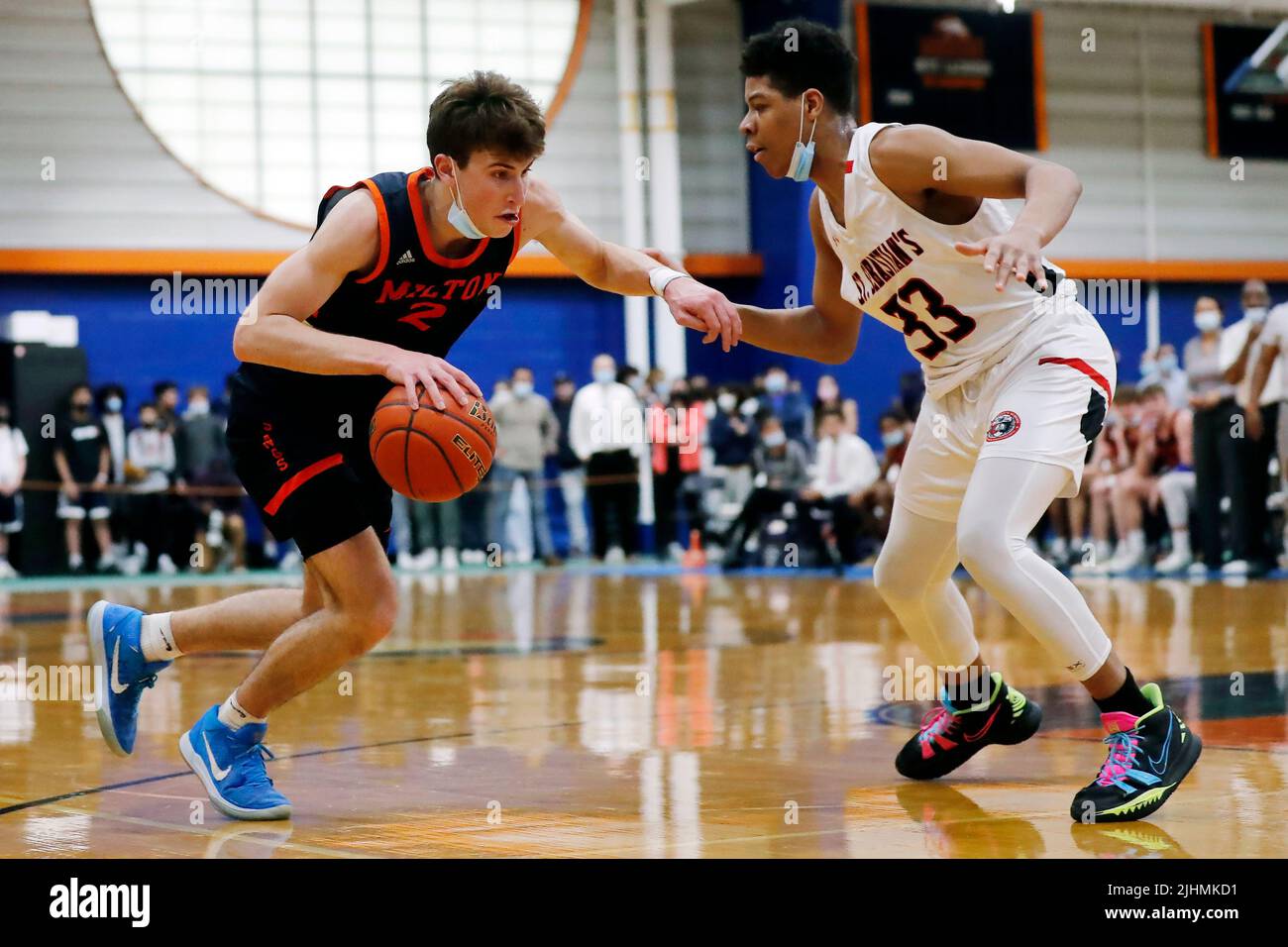 Students playing basketball school hi-res stock photography and images ...