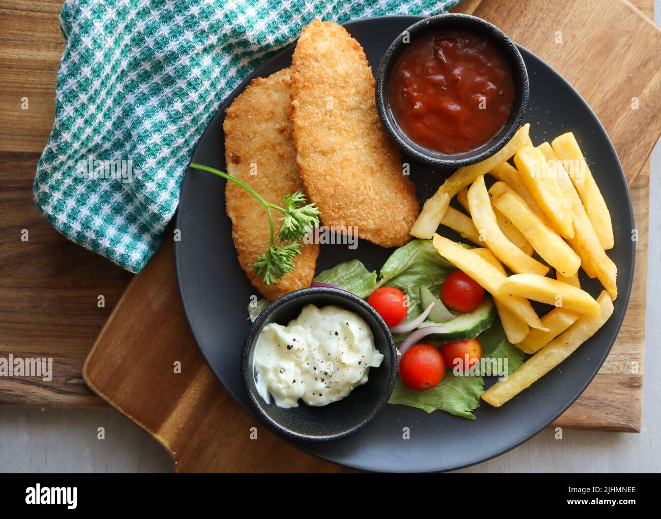 Crispy hake fillets with chips, tomato sauce and tartare sauce Stock ...