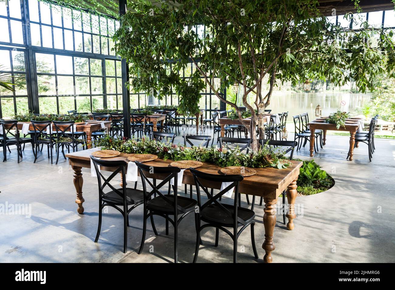 Reception room with decorated tables for the wedding party Stock Photo ...