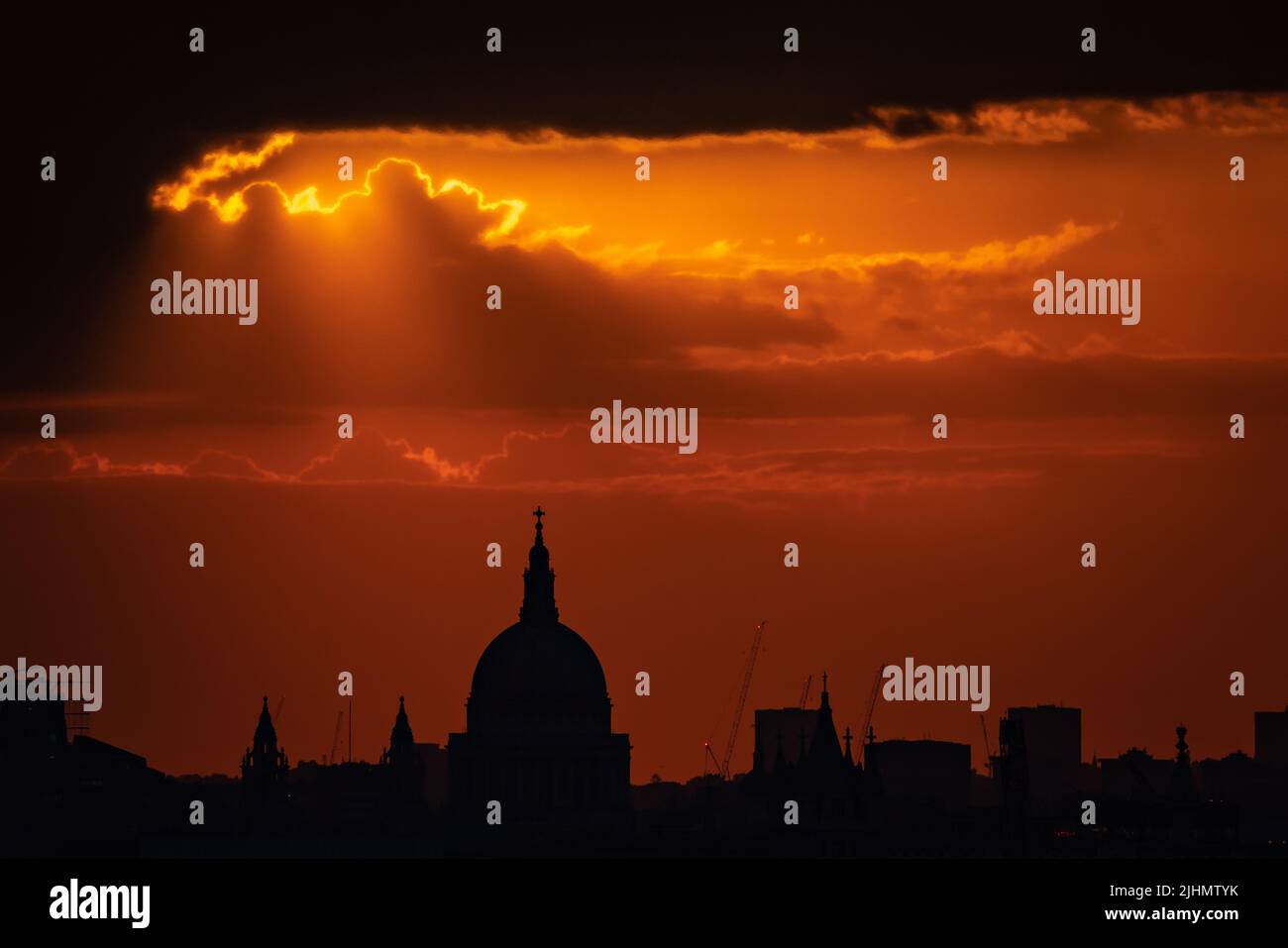 London, UK. 19th July, 2022. UK Weather: Heatwave Sunset. A dramatic ...