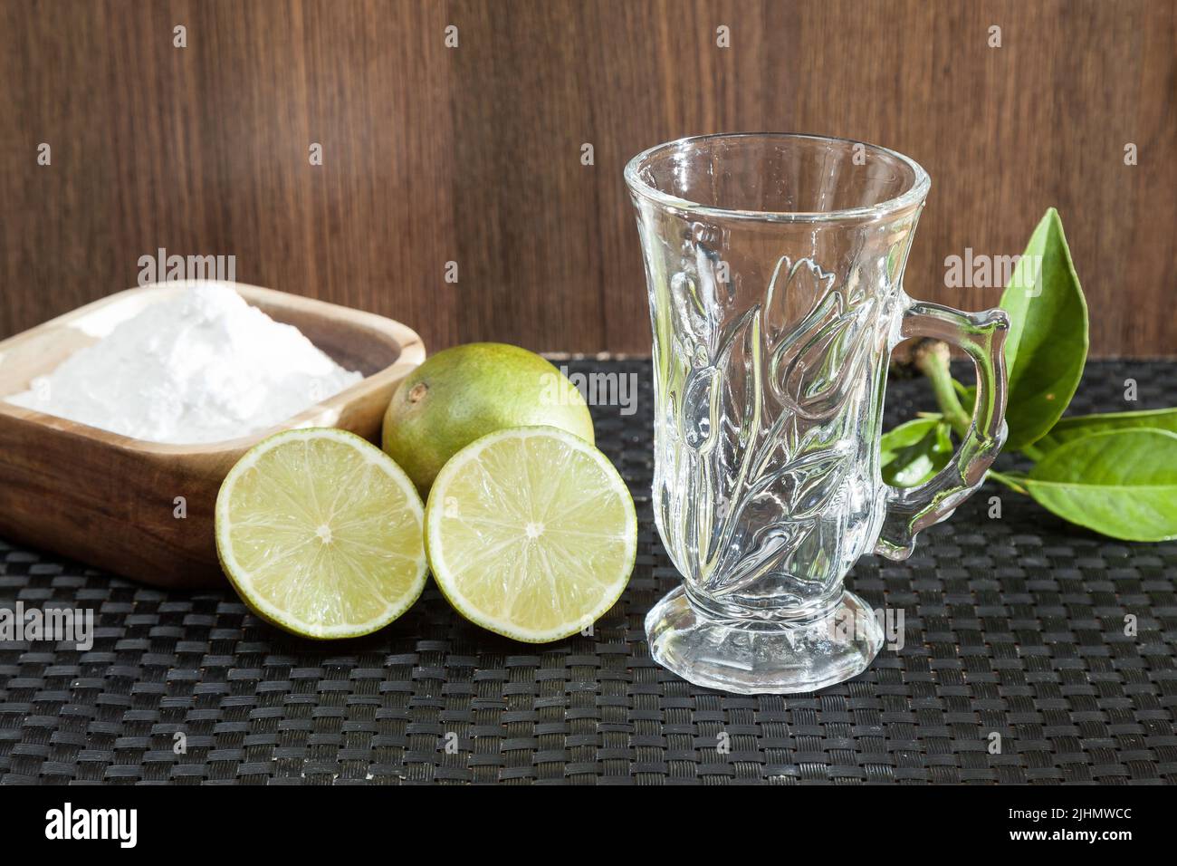 Baking soda - sodium bicarbonate, hot water and lemon Stock Photo - Alamy