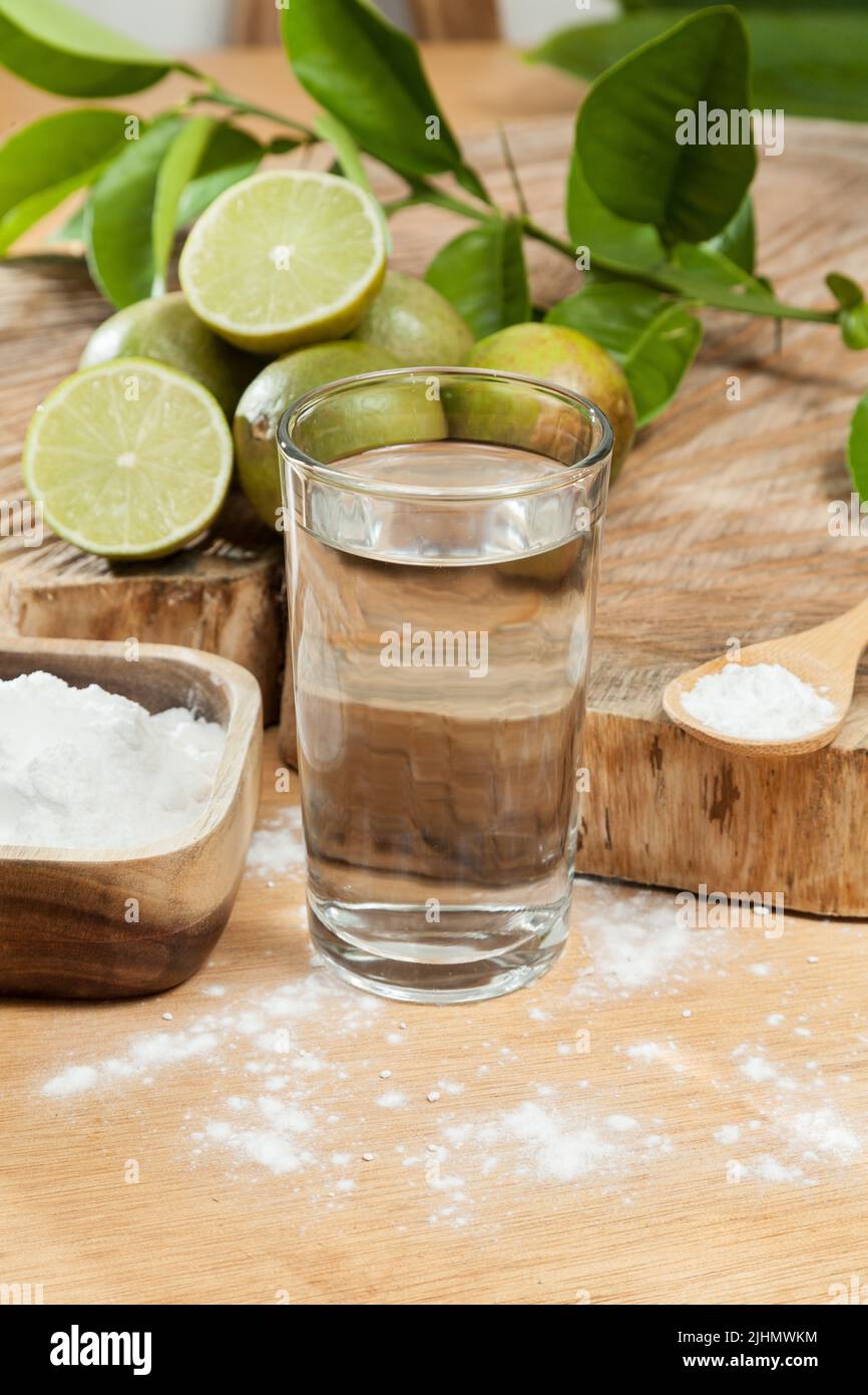Baking soda - sodium bicarbonate, Water and lemon Stock Photo - Alamy