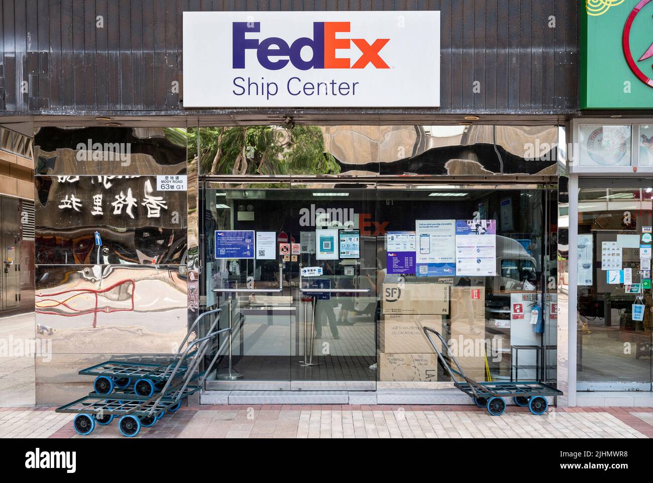 Fedex logos hi-res stock photography and images - Alamy