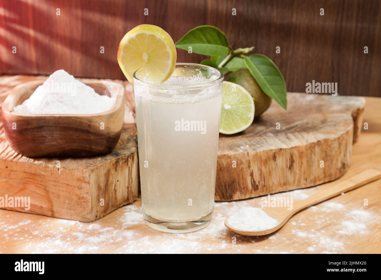 Baking soda - sodium bicarbonate, Water and lemon Stock Photo - Alamy