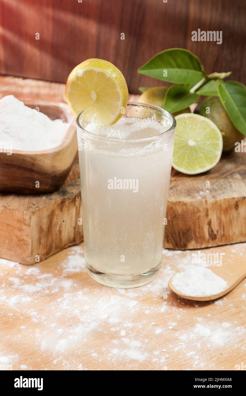 Baking soda - sodium bicarbonate, Water and lemon Stock Photo - Alamy