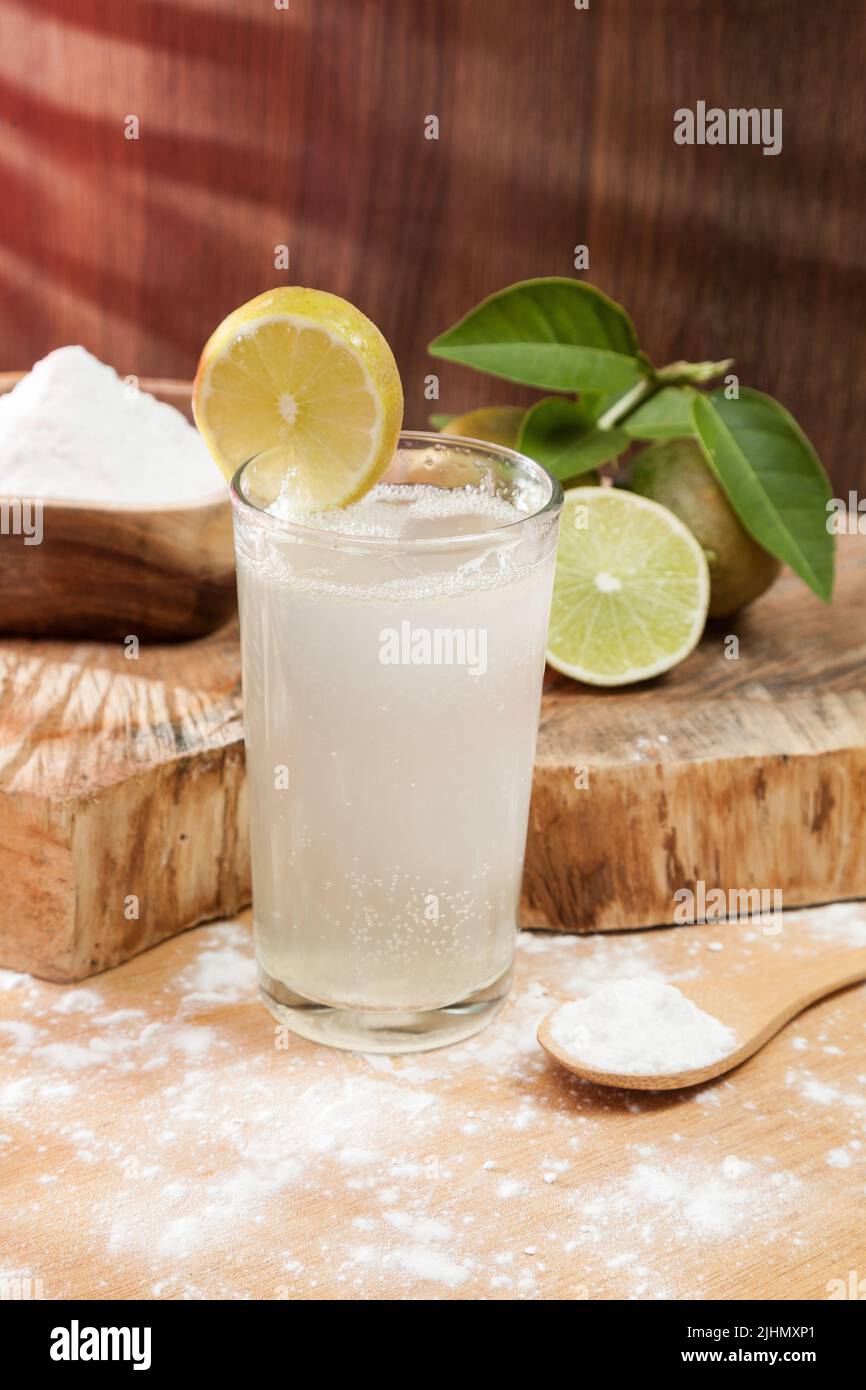 Baking soda - sodium bicarbonate, Water and lemon Stock Photo - Alamy