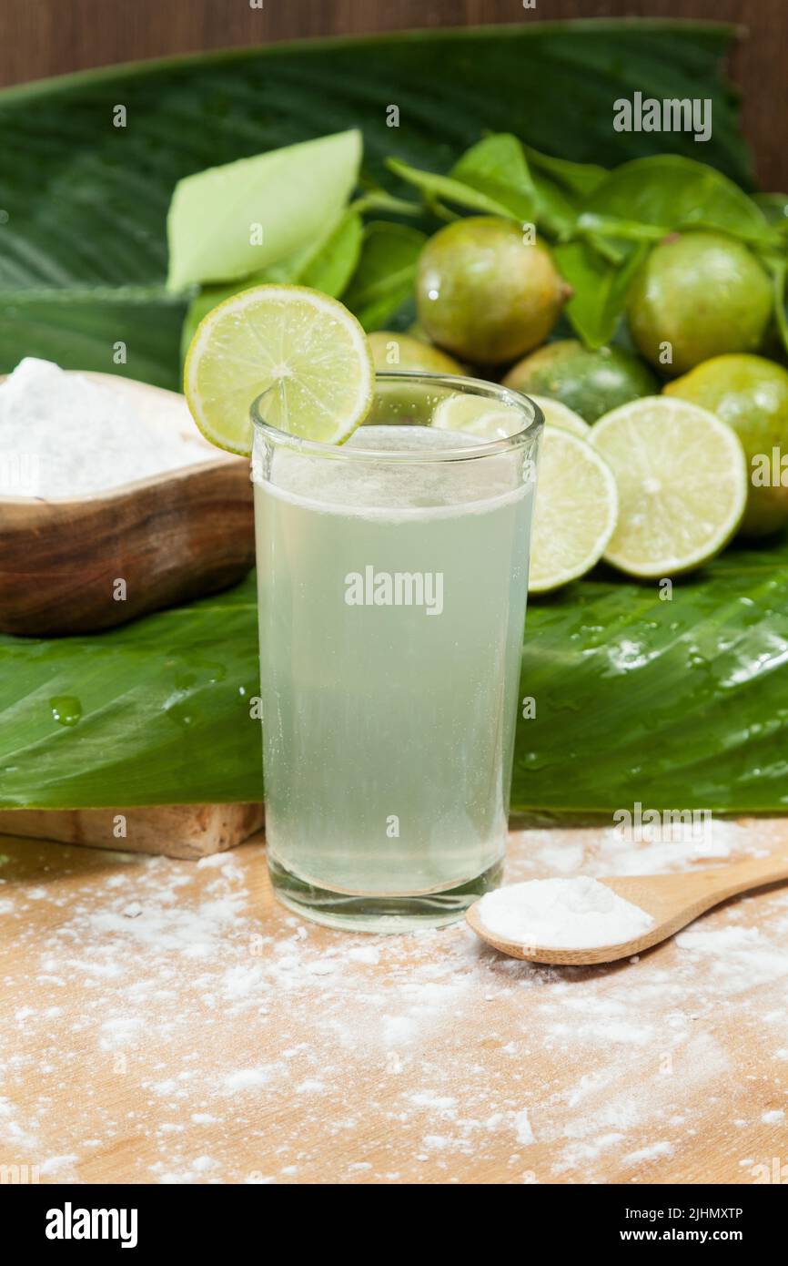 Baking soda - sodium bicarbonate, Water and lemon Stock Photo - Alamy