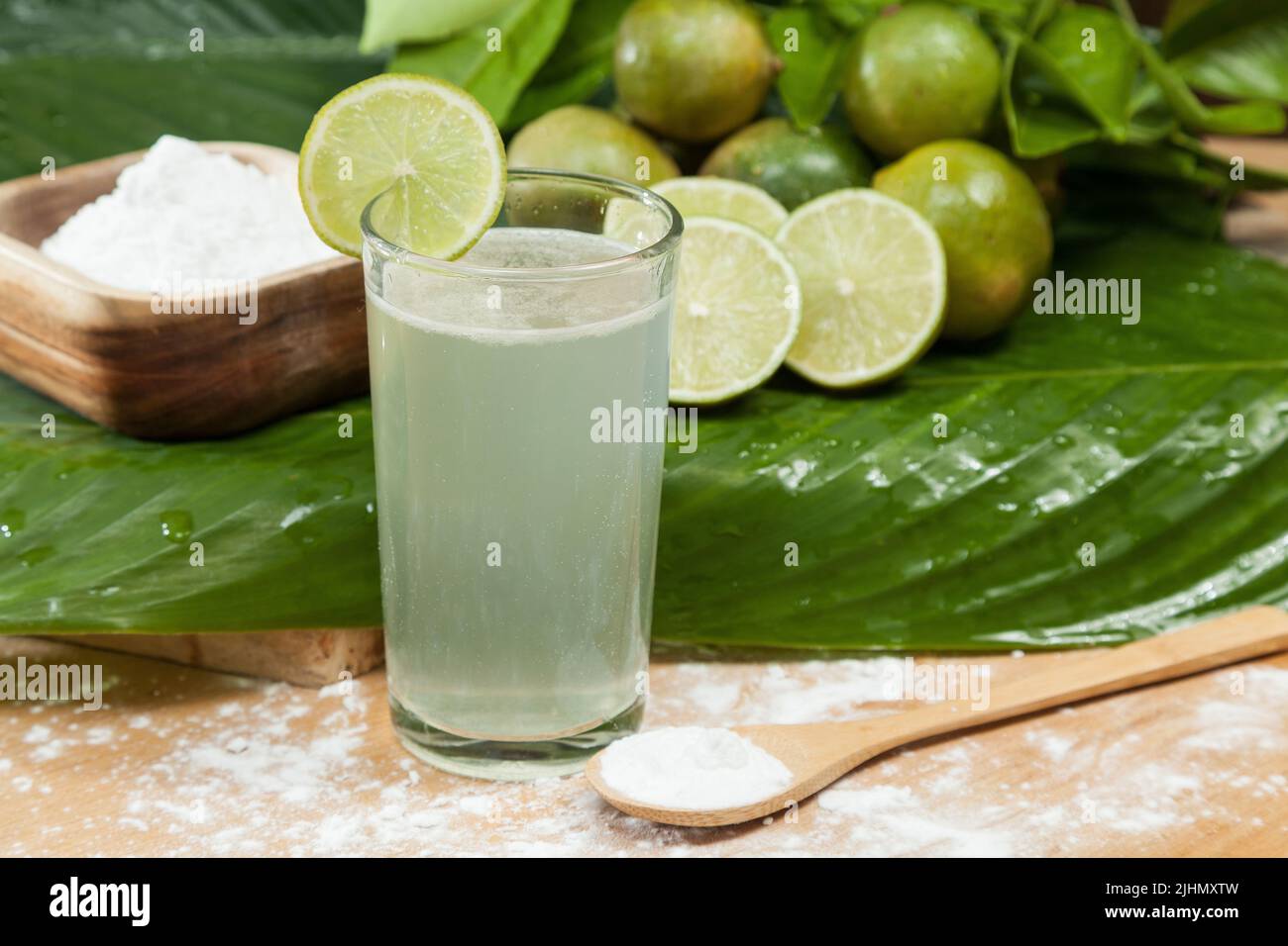 Baking soda - sodium bicarbonate, Water and lemon Stock Photo - Alamy