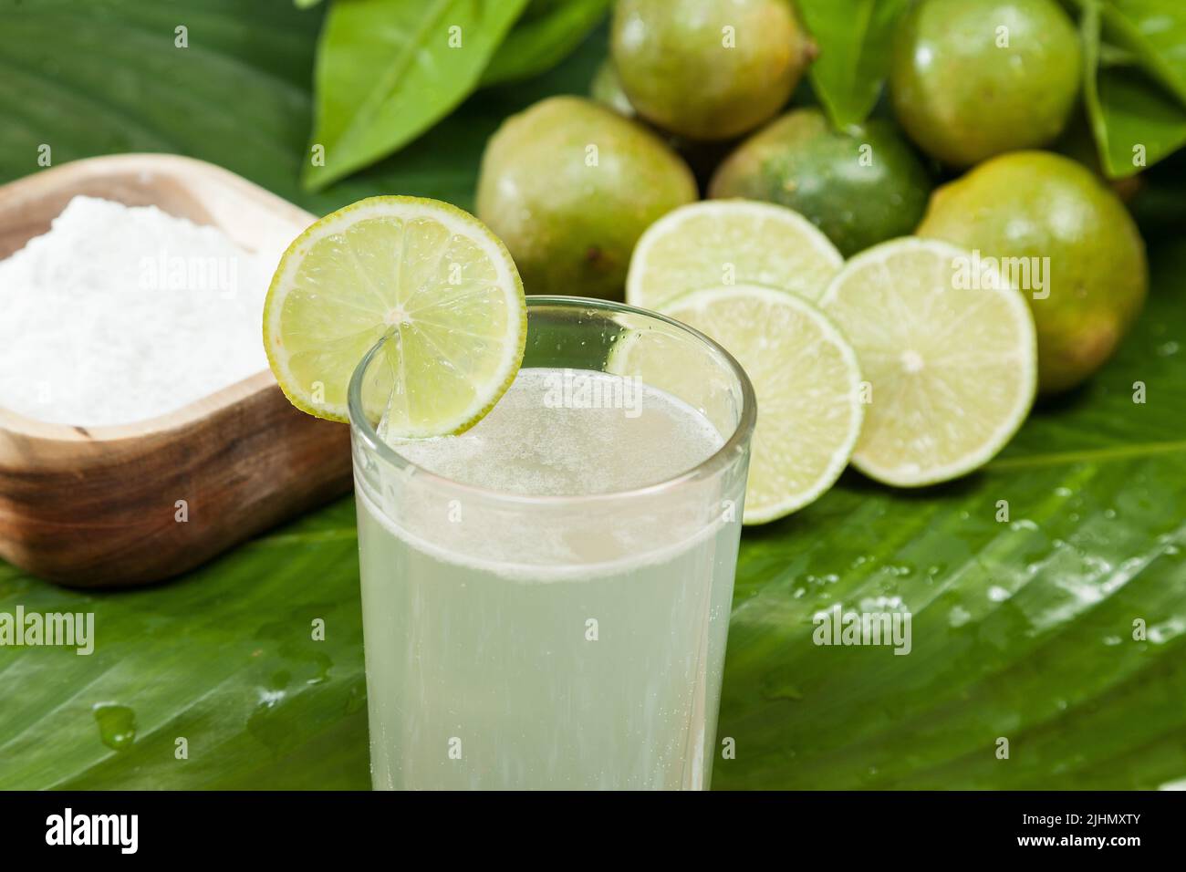 Baking soda - sodium bicarbonate, Water and lemon Stock Photo - Alamy