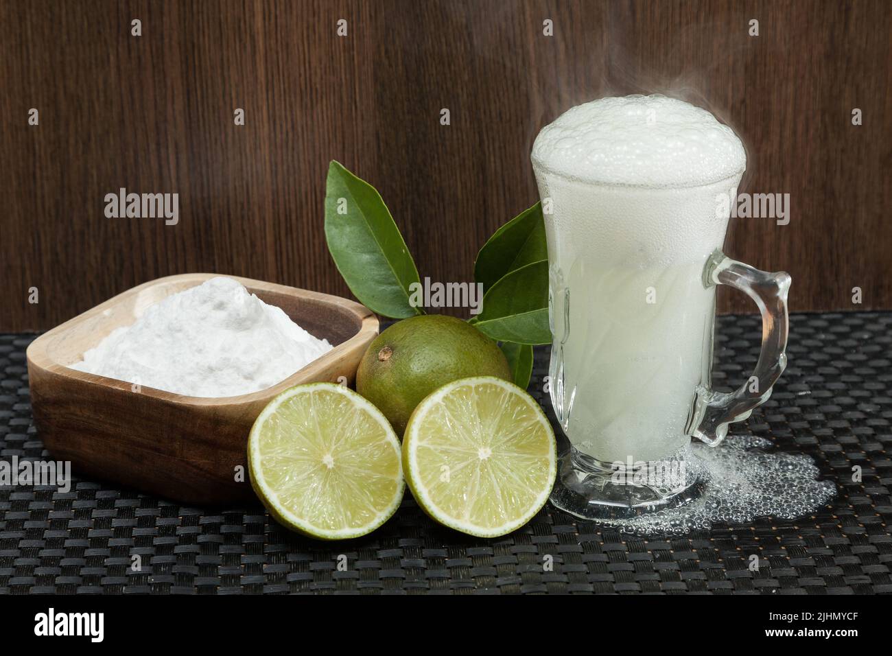Baking soda - sodium bicarbonate, hot water and lemon Stock Photo - Alamy