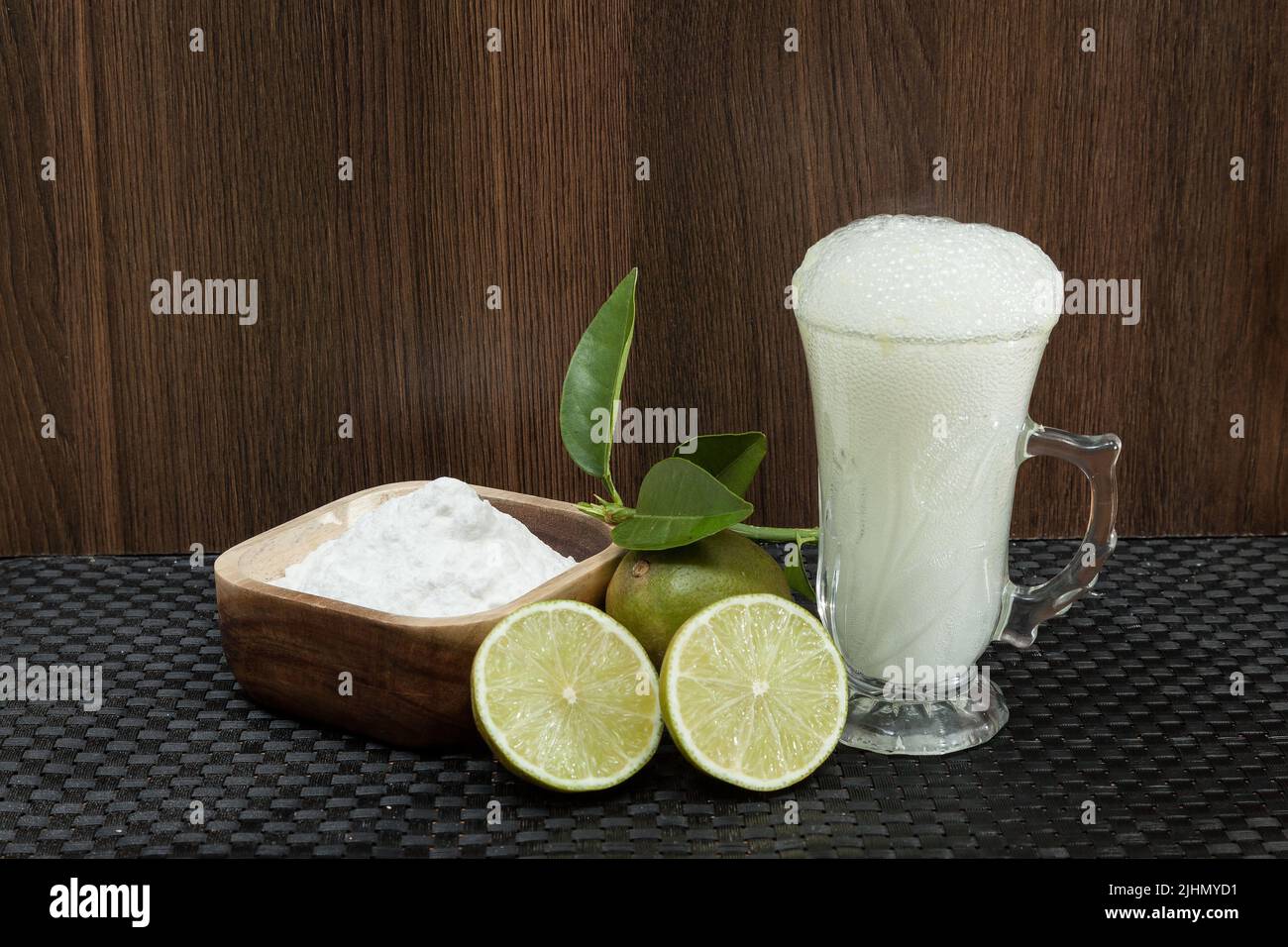 Baking soda - sodium bicarbonate, hot water and lemon Stock Photo - Alamy