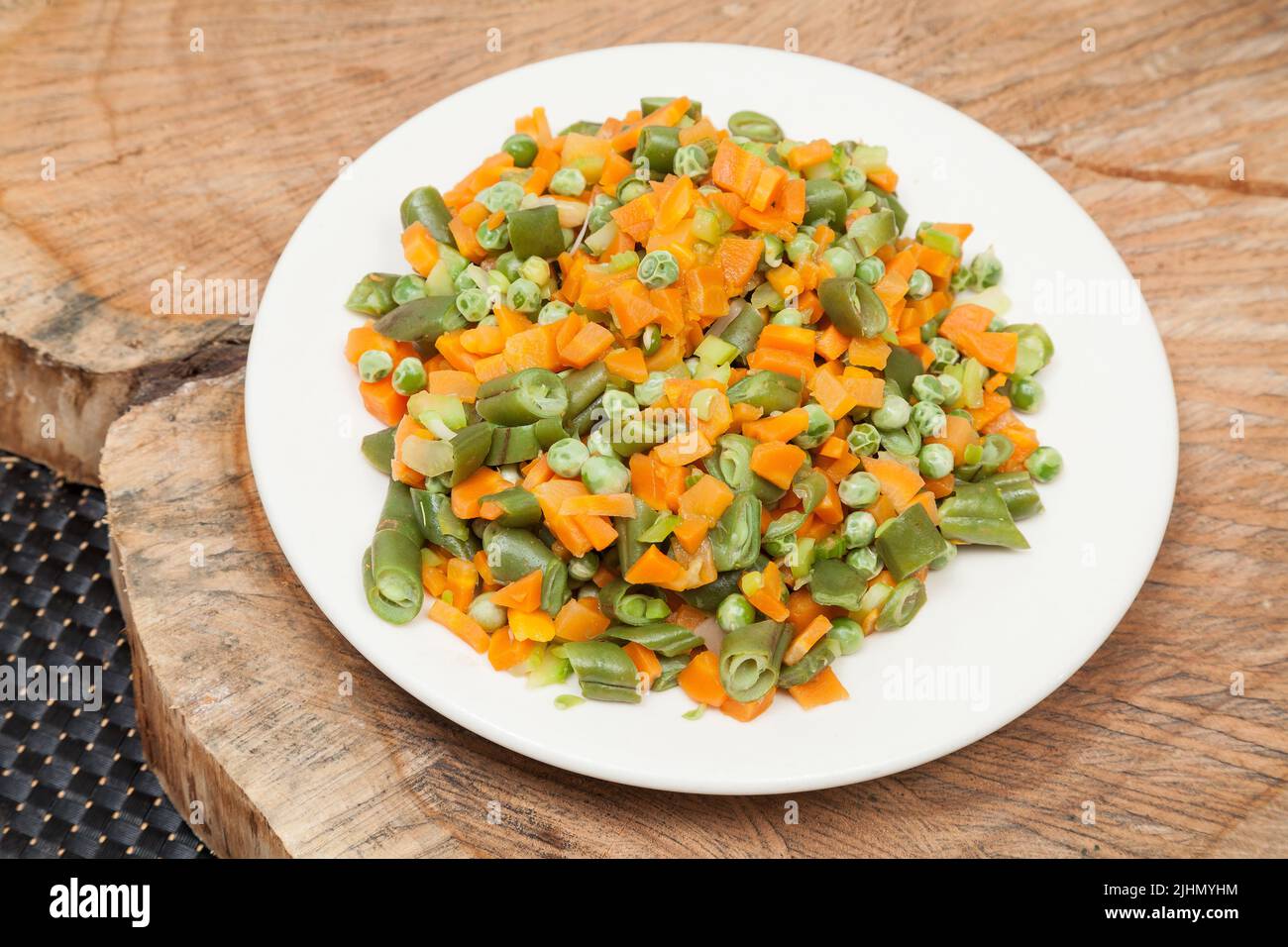 Food; plate with variety of chopped vegetables Stock Photo - Alamy