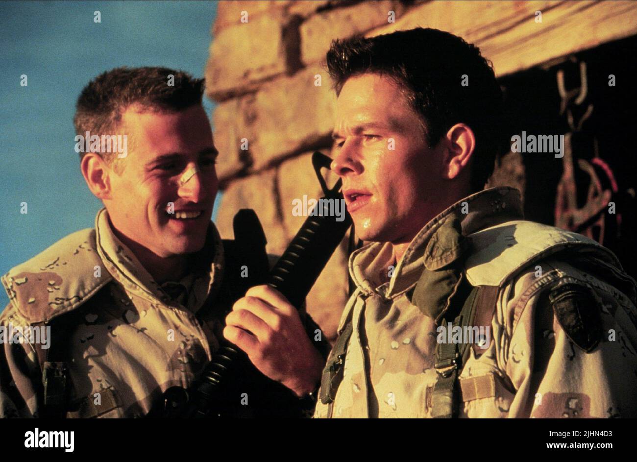 SPIKE JONZE, MARK WAHLBERG, THREE KINGS, 1999 Stock Photo - Alamy