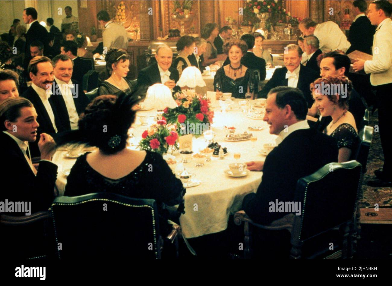L DICAPRIO, CAST AT DINNER, TITANIC, 1997 Stock Photo - Alamy