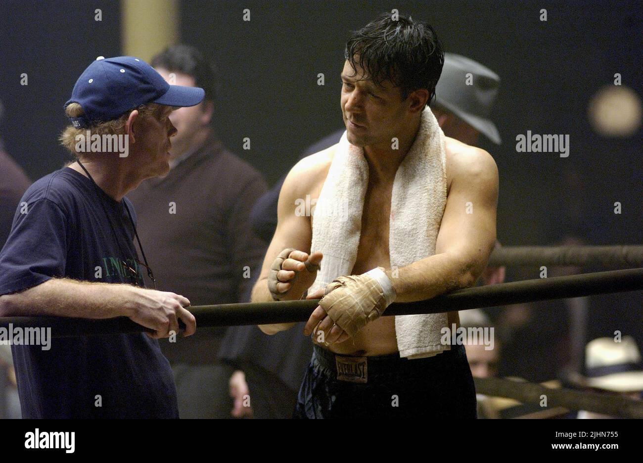 RON HOWARD, RUSSELL CROWE, CINDERELLA MAN, 2005 Stock Photo - Alamy