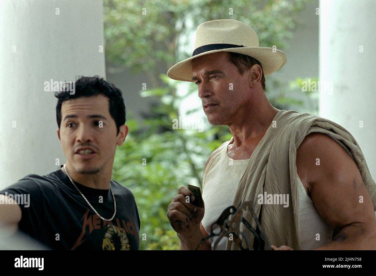 JOHN LEGUIZAMO, ARNOLD SCHWARZENEGGER, COLLATERAL DAMAGE, 2002 Stock Photo - Alamy