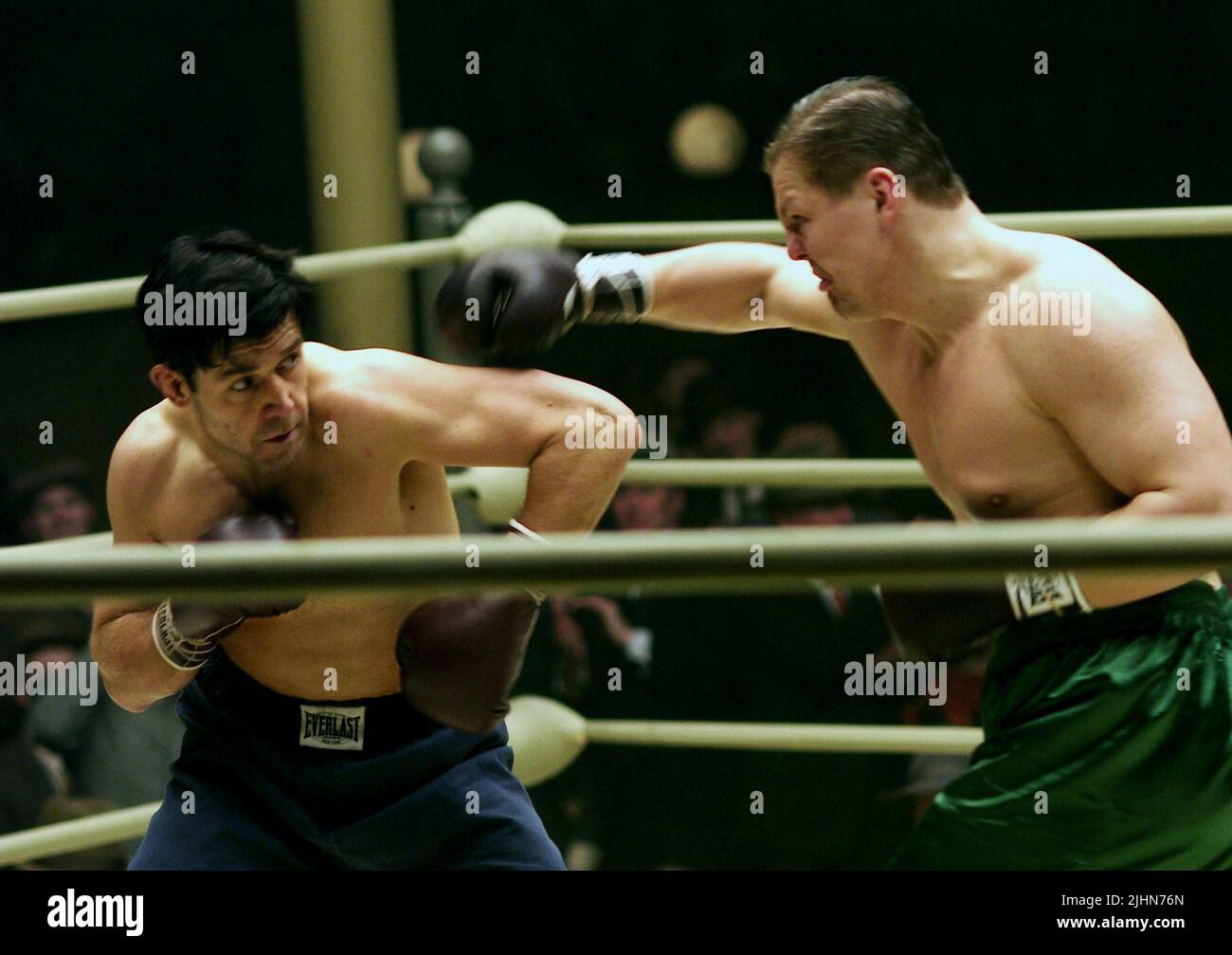 RUSSELL CROWE, ART BINKOWSKI, CINDERELLA MAN, 2005 Stock Photo - Alamy
