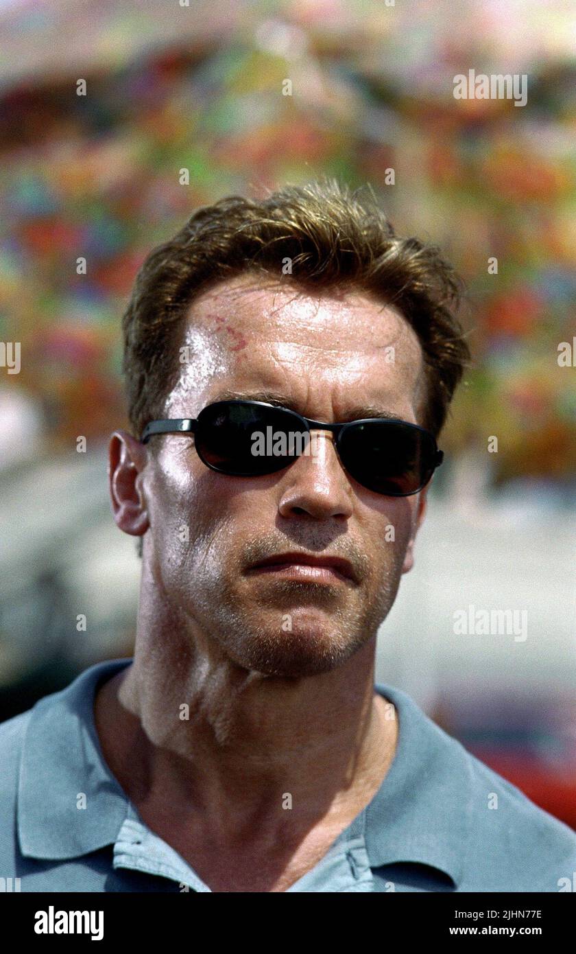 Arnold schwarzenegger collateral damage 2002 hi-res stock photography ... Arnold schwarzenegger collateral damage 2002 hi-res stock photography ...