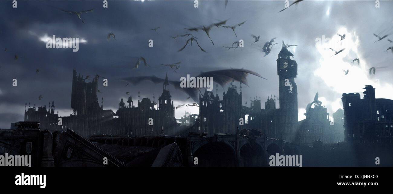 DRAGONS FLY OVER LONDON, REIGN OF FIRE, 2002 Stock Photo - Alamy