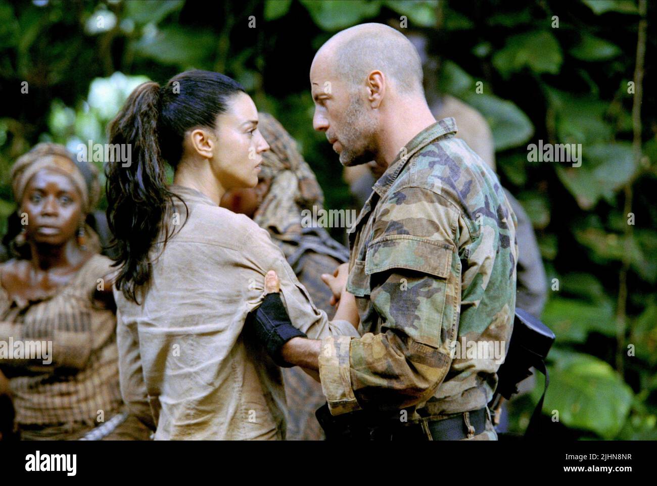 MONICA BELLUCCI, BRUCE WILLIS, TEARS OF THE SUN, 2003 Stock Photo - Alamy