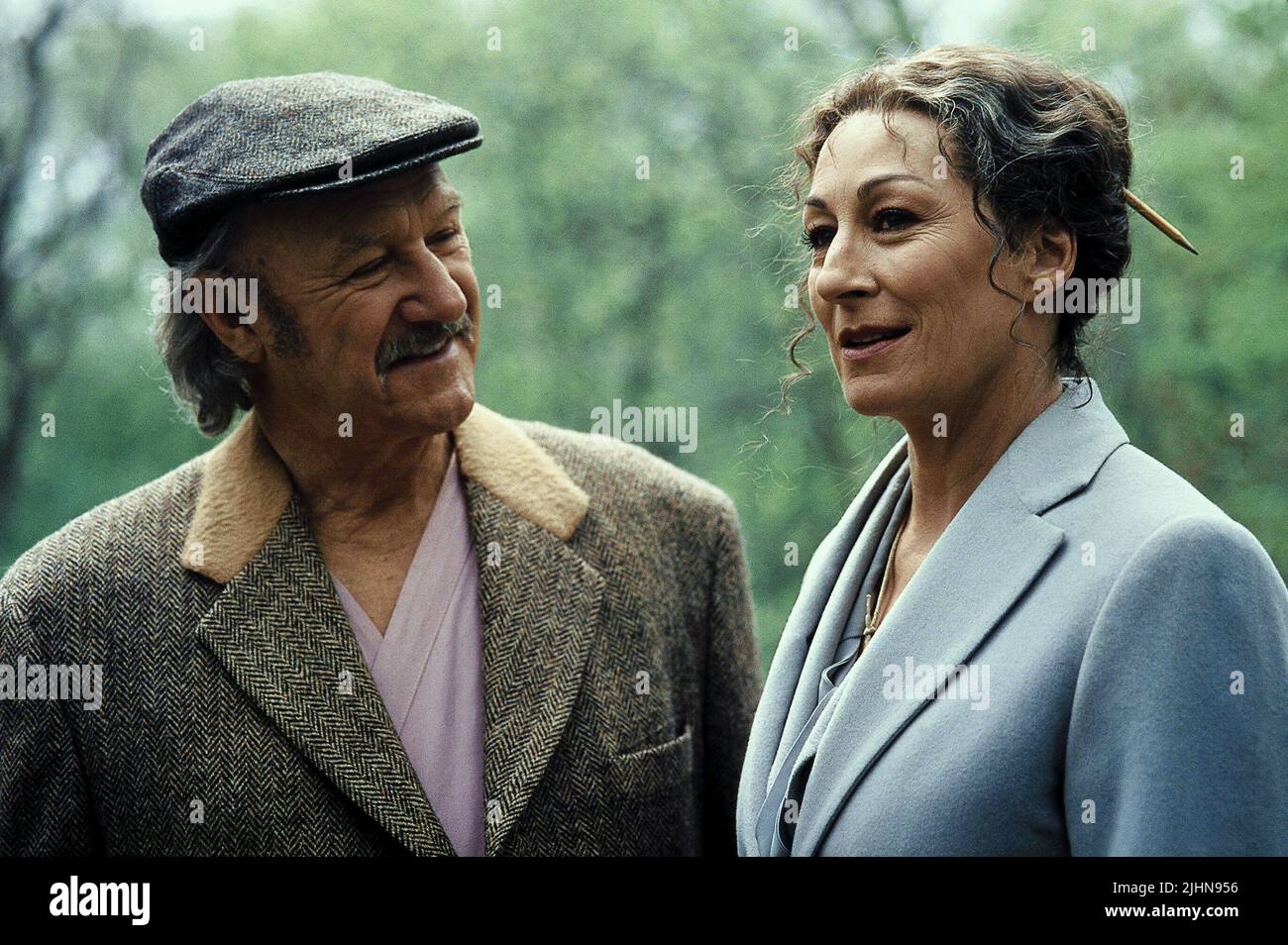 GENE HACKMAN, ANJELICA HUSTON, THE ROYAL TENENBAUMS, 2001 Stock Photo ...