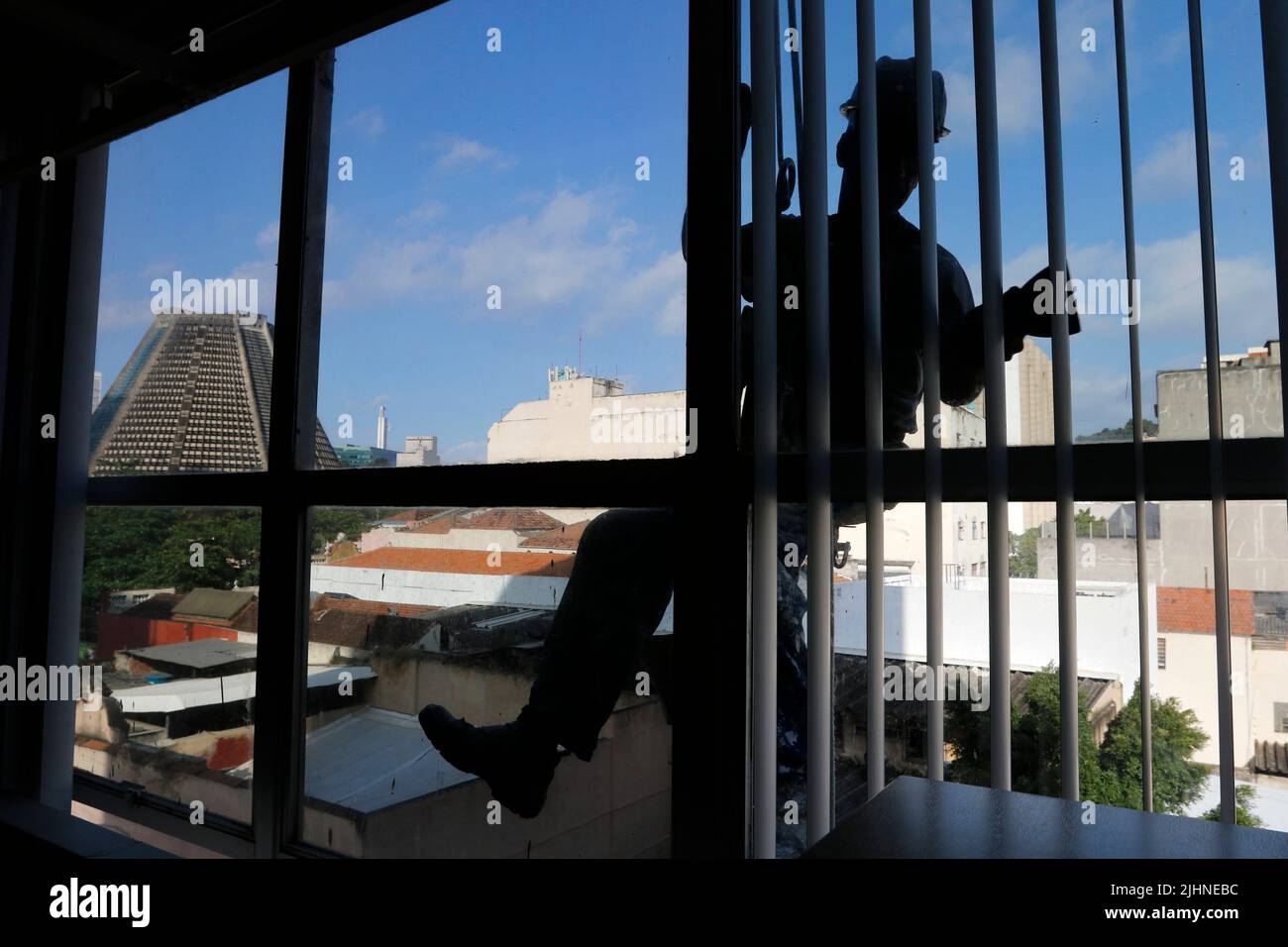 Rappeling man work on external window cleaning service and building ...