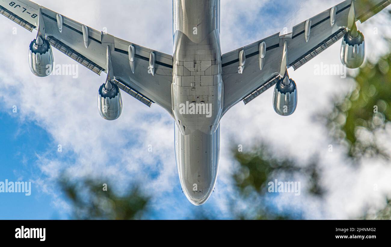 Airplane taking off overhead hi-res stock photography and images - Alamy