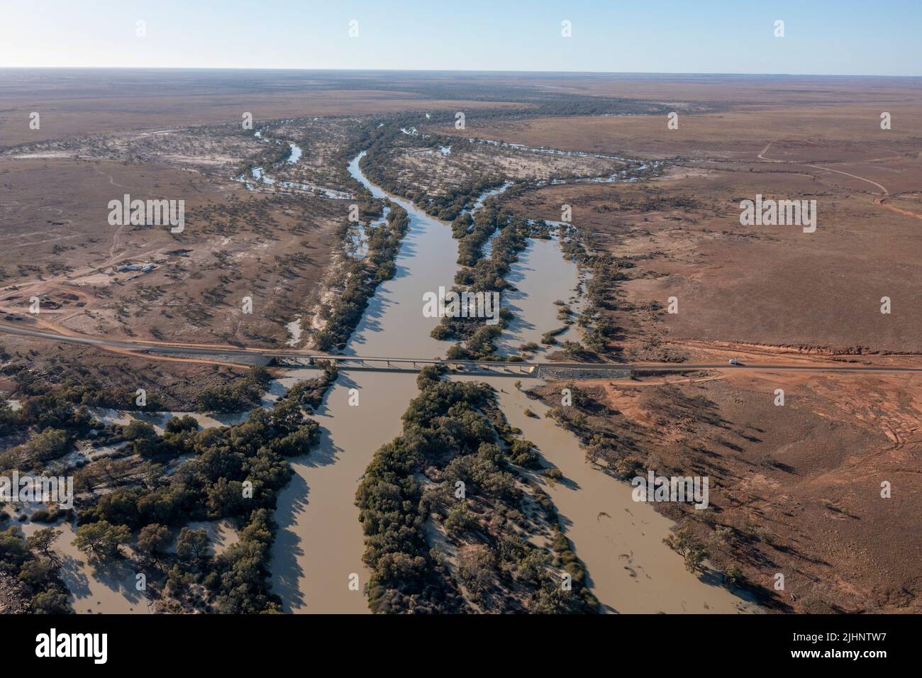 Flood waters flowing down Cooper creek at the Burke and Wills bridge in ...