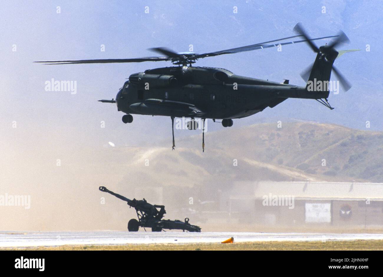 USMC CH-53E Super Stallion delivering a howitzer Stock Photo - Alamy
