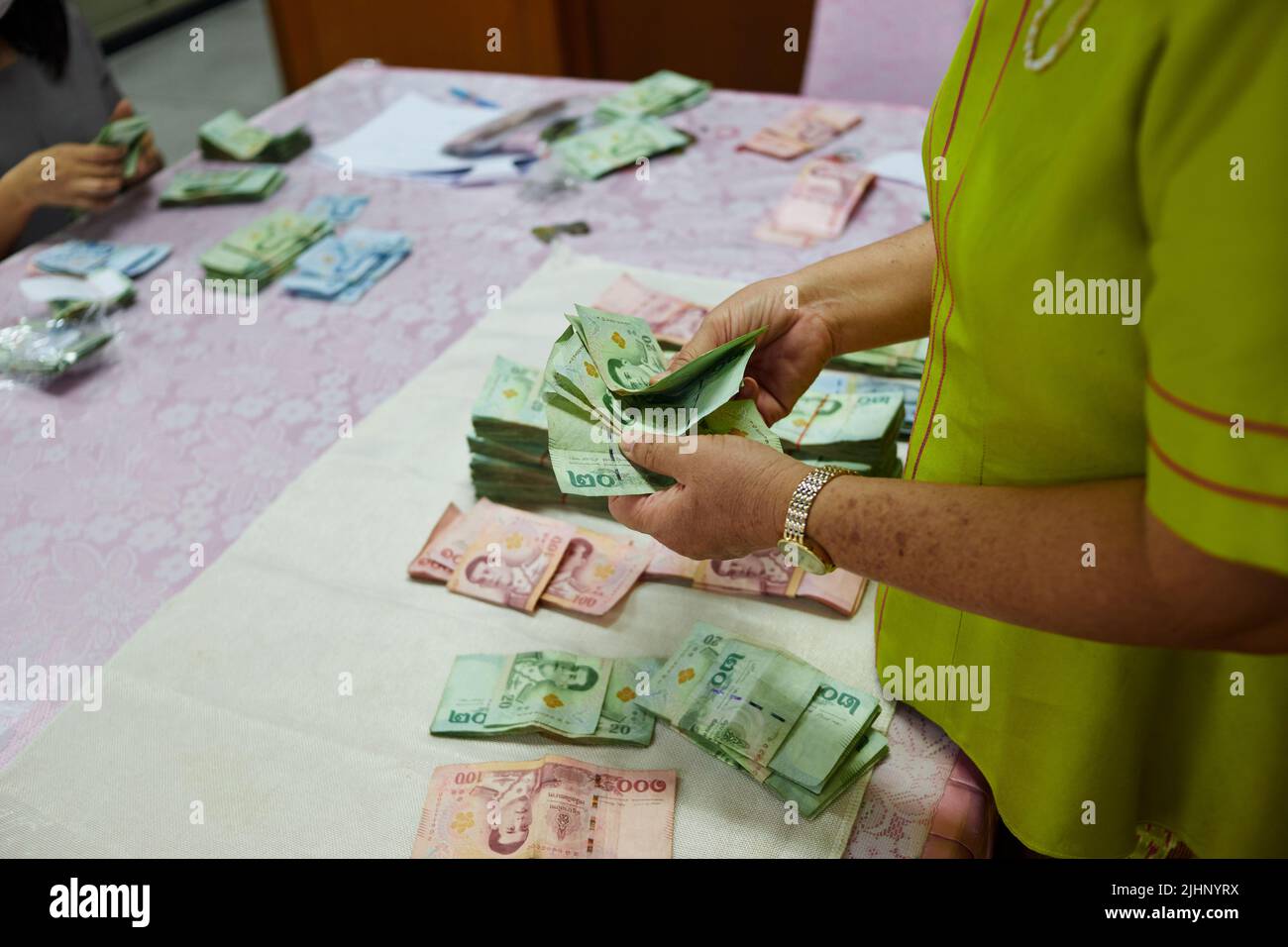 Women on banknotes hi-res stock photography and images - Alamy