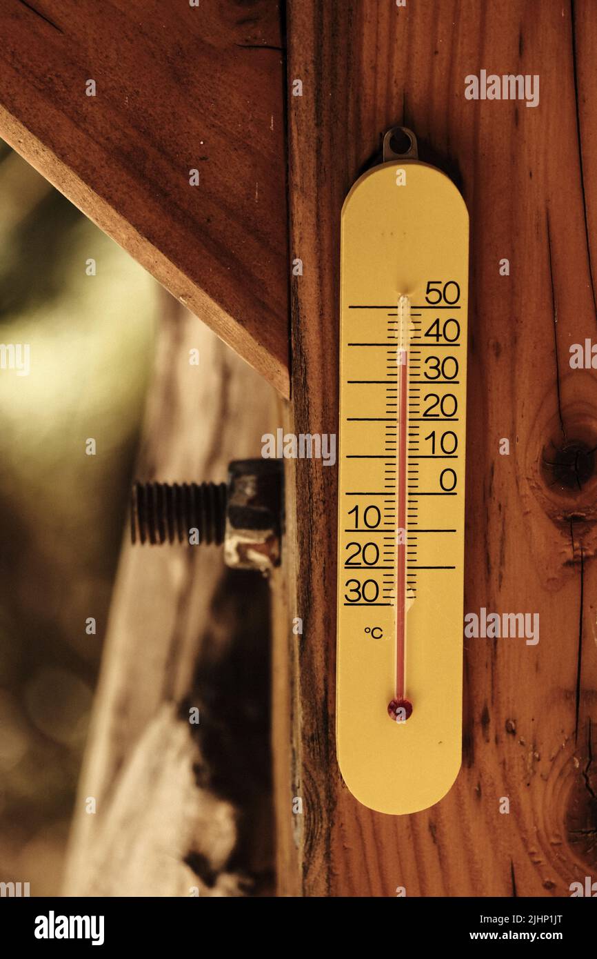 Thermometer 38 degrees outdoors hi-res stock photography and images - Alamy
