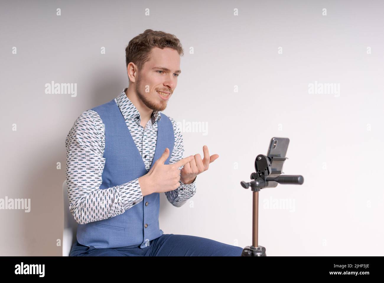 Man recording himself smart phone hi-res stock photography and images ...