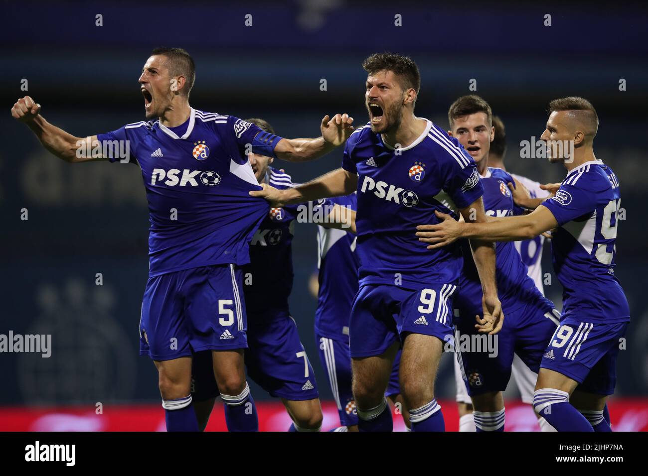 (220720) -- ZAGREB, July 20, 2022 (Xinhua) -- Dinamo's players Arijan ...