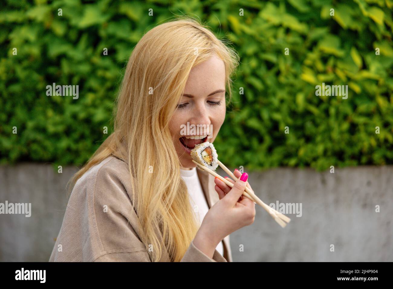 Women eating food outside hi-res stock photography and images - Alamy