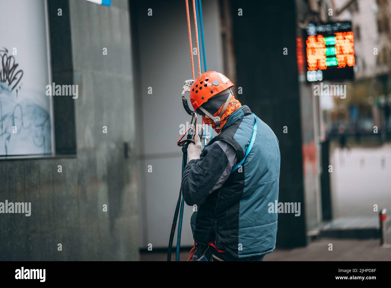 Worker climber preparing for work at height Stock Photo - Alamy