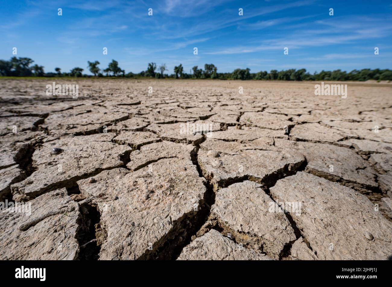 Mariaposching, Germany. 20th July, 2022. A sandbank on the low-water ...