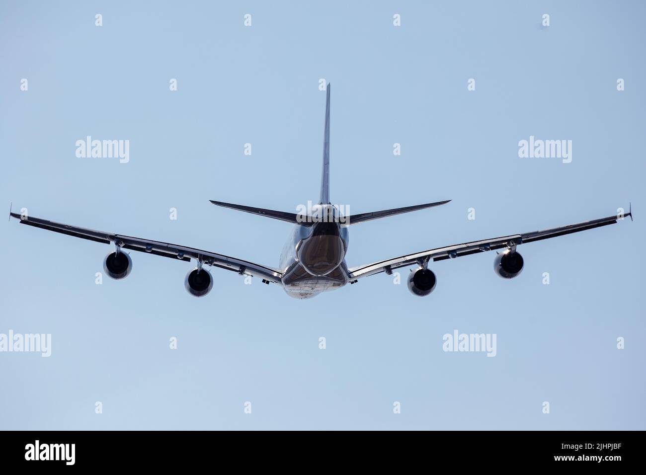 London, UK. 19th July, 2022. An aircraft takes off from Heathrow ...
