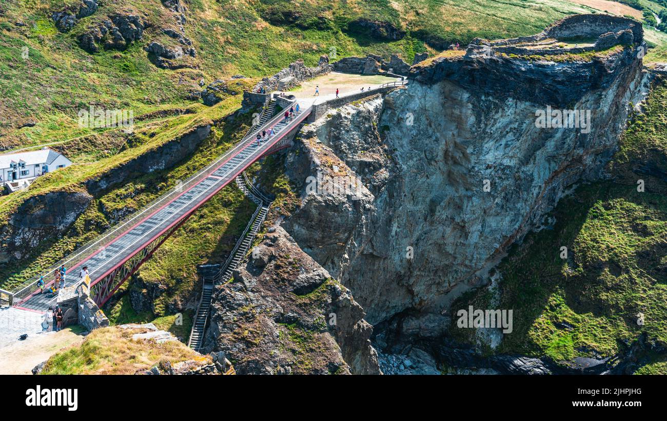 Tintagel castle bridge hi-res stock photography and images - Alamy