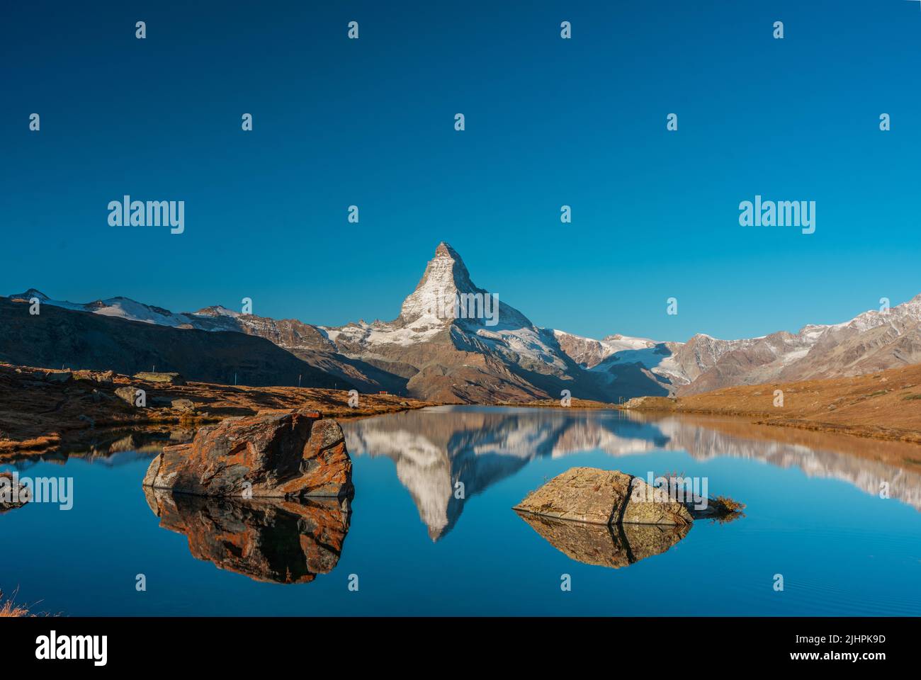 Panoramic morning view of Lake Stellisee with the Matterhorn Cervino ...