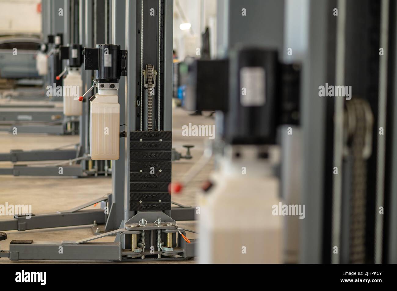 Car lifts hi-res stock photography and images - Alamy