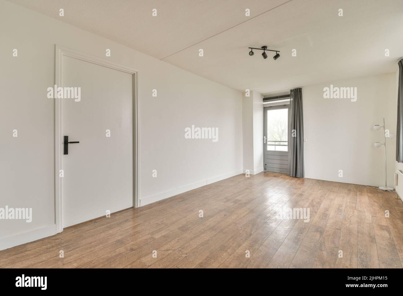 A cozy and spacious empty room in a luxury house Stock Photo - Alamy