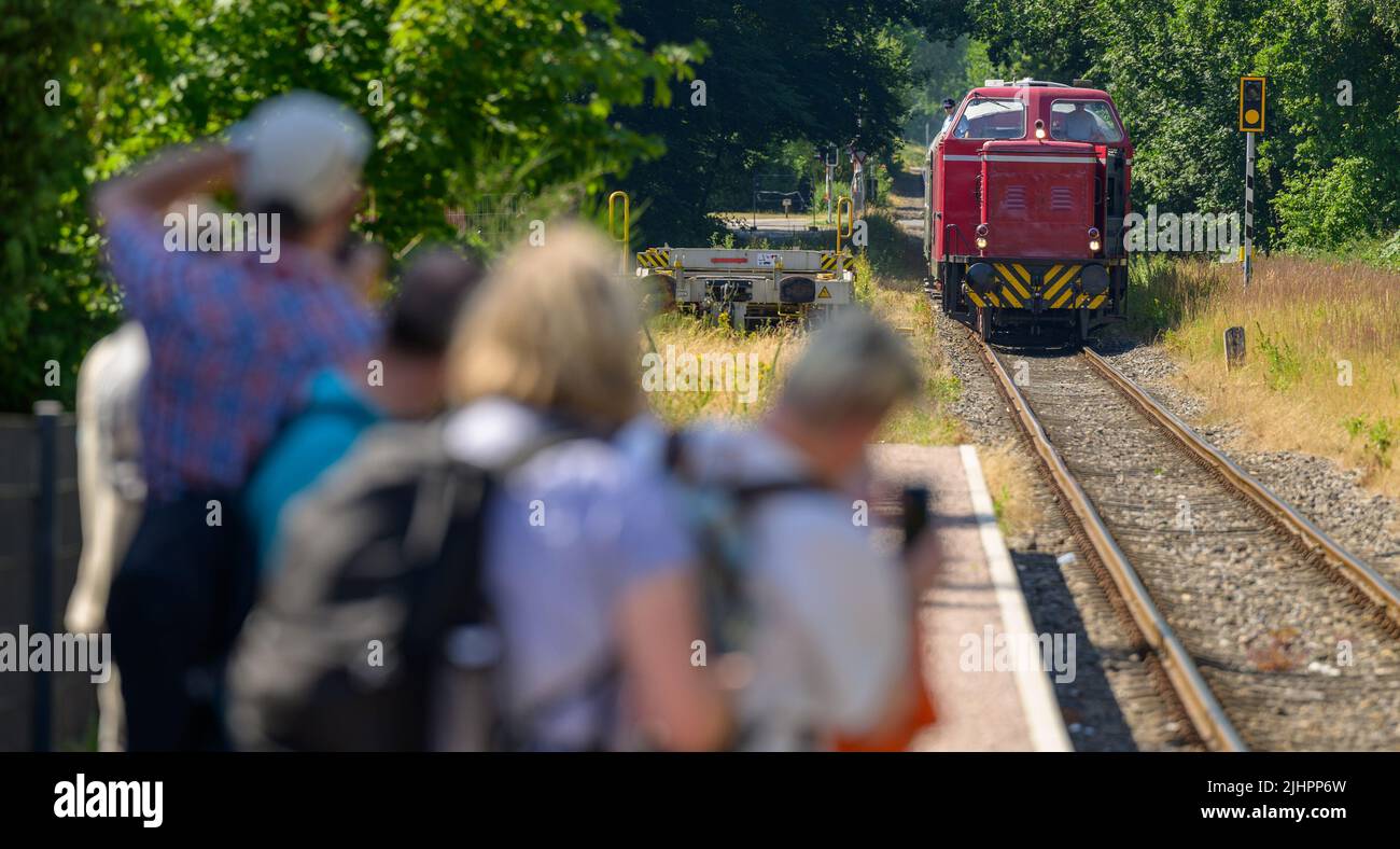 Bispingen, Germany. 20th July, 2022. Passengers stand on the platform ...