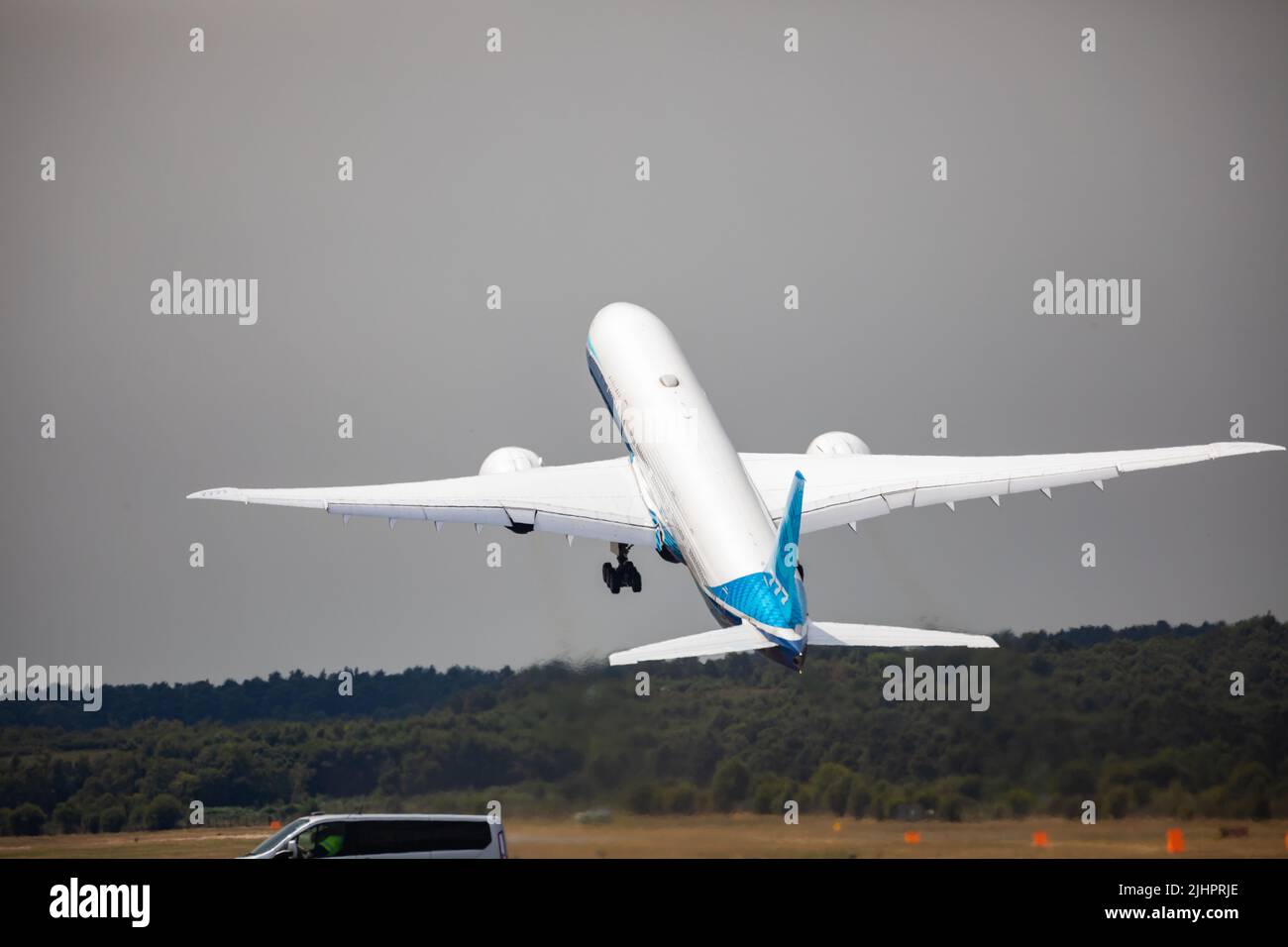 777X flight display at the Farnborough International Airshow 2022 Stock ...