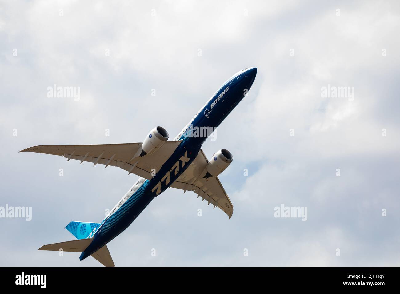 777X flight display at the Farnborough International Airshow 2022 Stock ...