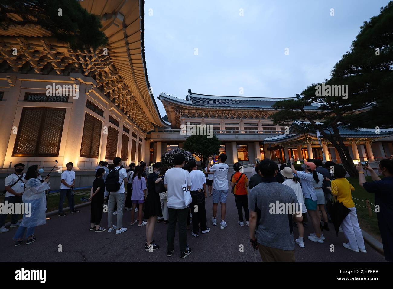 20th July, 2022. Nighttime Cheong Wa Dae tour Visitors look around ...