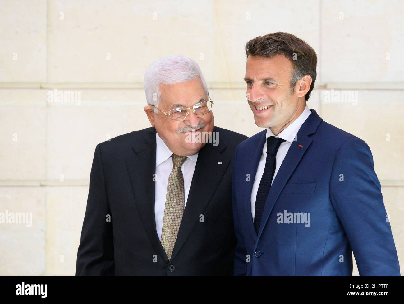 Palestinian President Mahmoud Abbas and his French counterpart Emmanuel ...