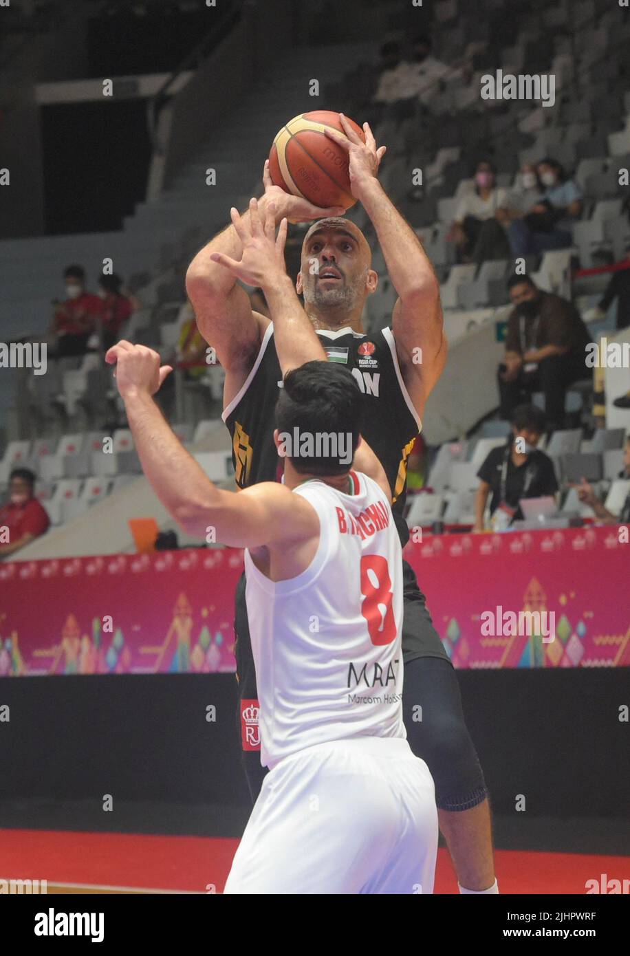 Jakarta, Indonesia. 20th July, 2022. Zaid Abbas (top) of Jordan shoots ...