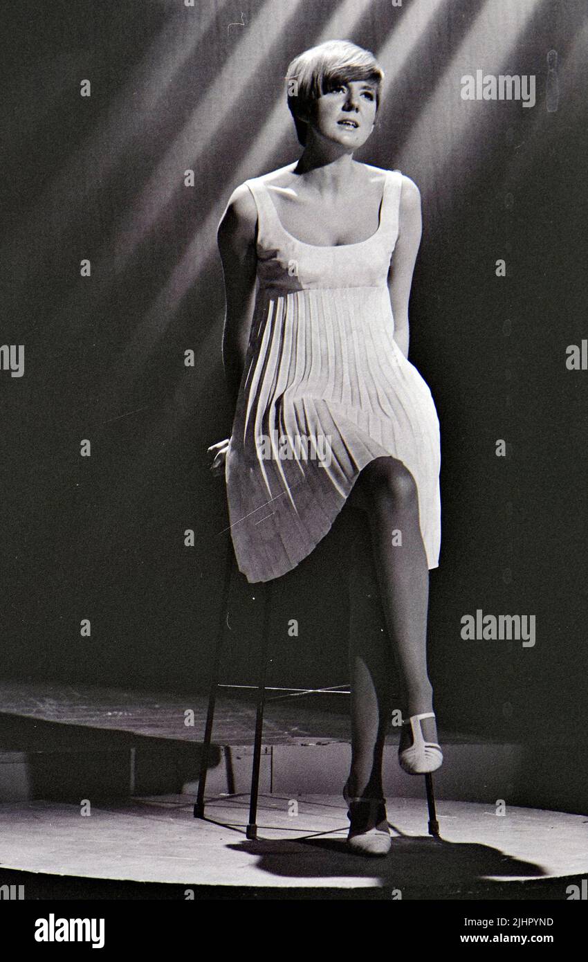 Cilla black ready steady hi-res stock photography and images - Alamy